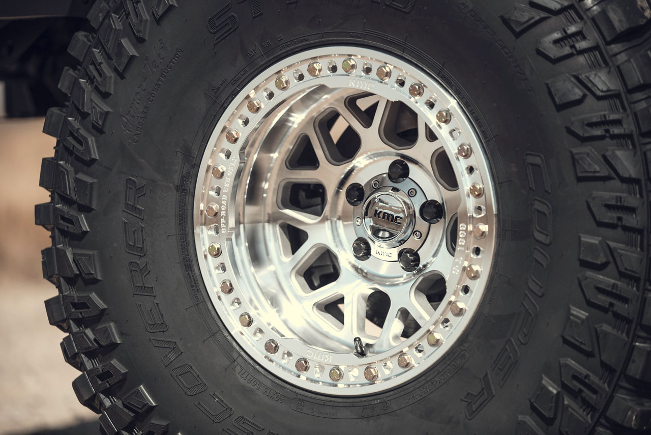 2020 Jeep Gladiator - KMC GRENADE CRAWL BEADLOCK - Machined | Wheel Pros
